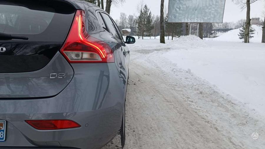 Blue Volvo V40 2015 in Taurage, with an engine capacity of 1.60 L and mileage of 180 thousand km for 5900 €, photo 12 on AUTOMOTO.COM.LV