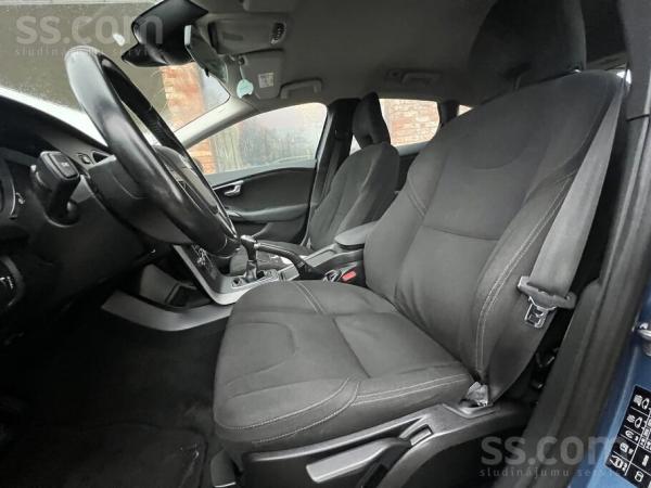 Blue Volvo V40 2015 in Talsi, with an engine capacity of 1.60 L and mileage of 229 thousand km for 8470 €, photo 8 on AUTOMOTO.COM.LV
