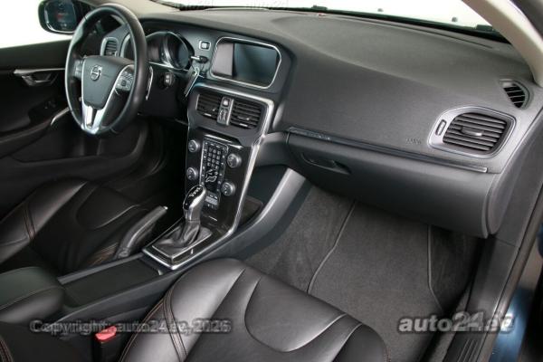 Blue Volvo V40 2016 in Parnu, with an engine capacity of 2.00 L and mileage of 114 thousand km for 16990 €, photo 10 on AUTOMOTO.COM.LV