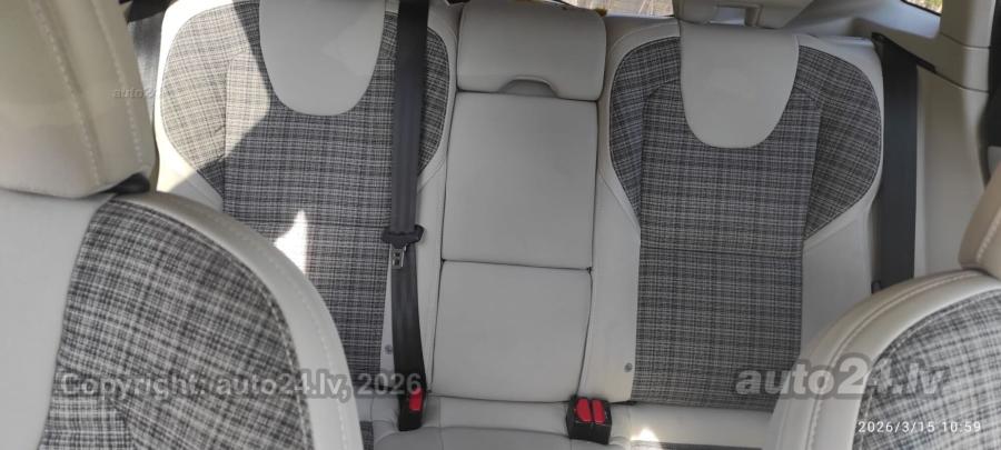 Blue Volvo V40 2017 in Tallinn, with an engine capacity of 2.00 L and mileage of 200 thousand km for 14000 €, photo 8 on AUTOMOTO.COM.LV