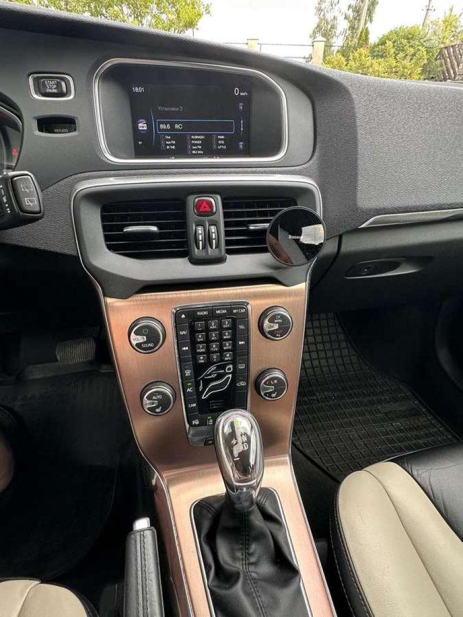 Brūns Volvo V40 2013 Viļņa, ar dzinēja tilpumu 1.98 L un nobraukumu 207 tūkst. km par 9400 €, foto 6 vietnē AUTOMOTO.COM.LV