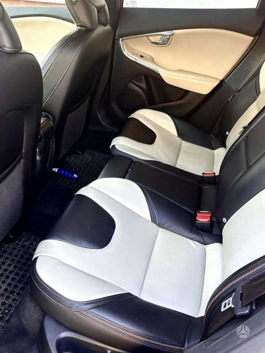 Brūns Volvo V40 2013 Viļņa, ar dzinēja tilpumu 1.98 L un nobraukumu 207 tūkst. km par 9400 €, foto 11 vietnē AUTOMOTO.COM.LV