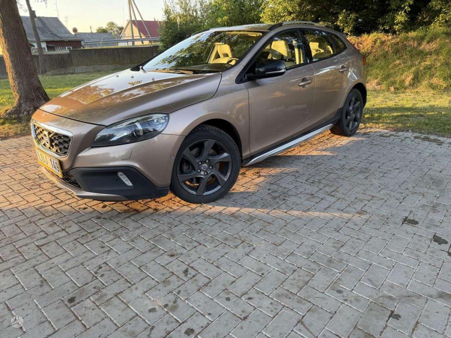 Brown Volvo V40 2014 in Vilnius, with an engine capacity of 1.98 L and mileage of 164 thousand km for 6800 €, photo 1 on AUTOMOTO.COM.LV
