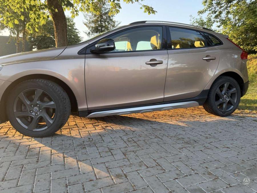 Brown Volvo V40 2014 in Vilnius, with an engine capacity of 1.98 L and mileage of 164 thousand km for 6800 €, photo 3 on AUTOMOTO.COM.LV