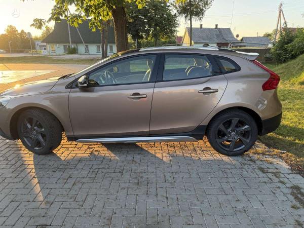 Brūns Volvo V40 2014 Viļņa, ar dzinēja tilpumu 1.98 L un nobraukumu 164 tūkst. km par 6800 €, foto 3 vietnē AUTOMOTO.COM.LV