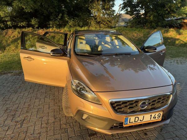 Brūns Volvo V40 2014 Viļņa, ar dzinēja tilpumu 1.98 L un nobraukumu 164 tūkst. km par 6800 €, foto 4 vietnē AUTOMOTO.COM.LV