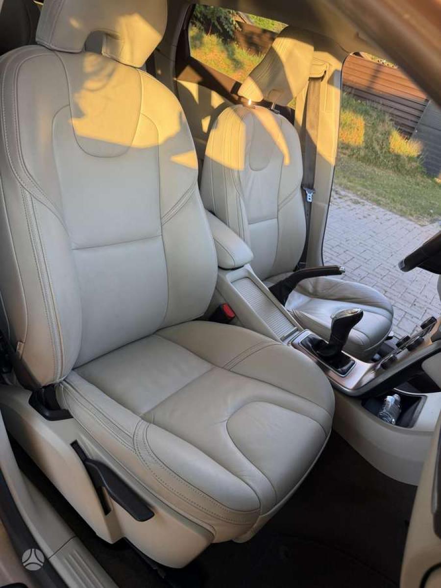 Brown Volvo V40 2014 in Vilnius, with an engine capacity of 1.98 L and mileage of 164 thousand km for 6800 €, photo 6 on AUTOMOTO.COM.LV