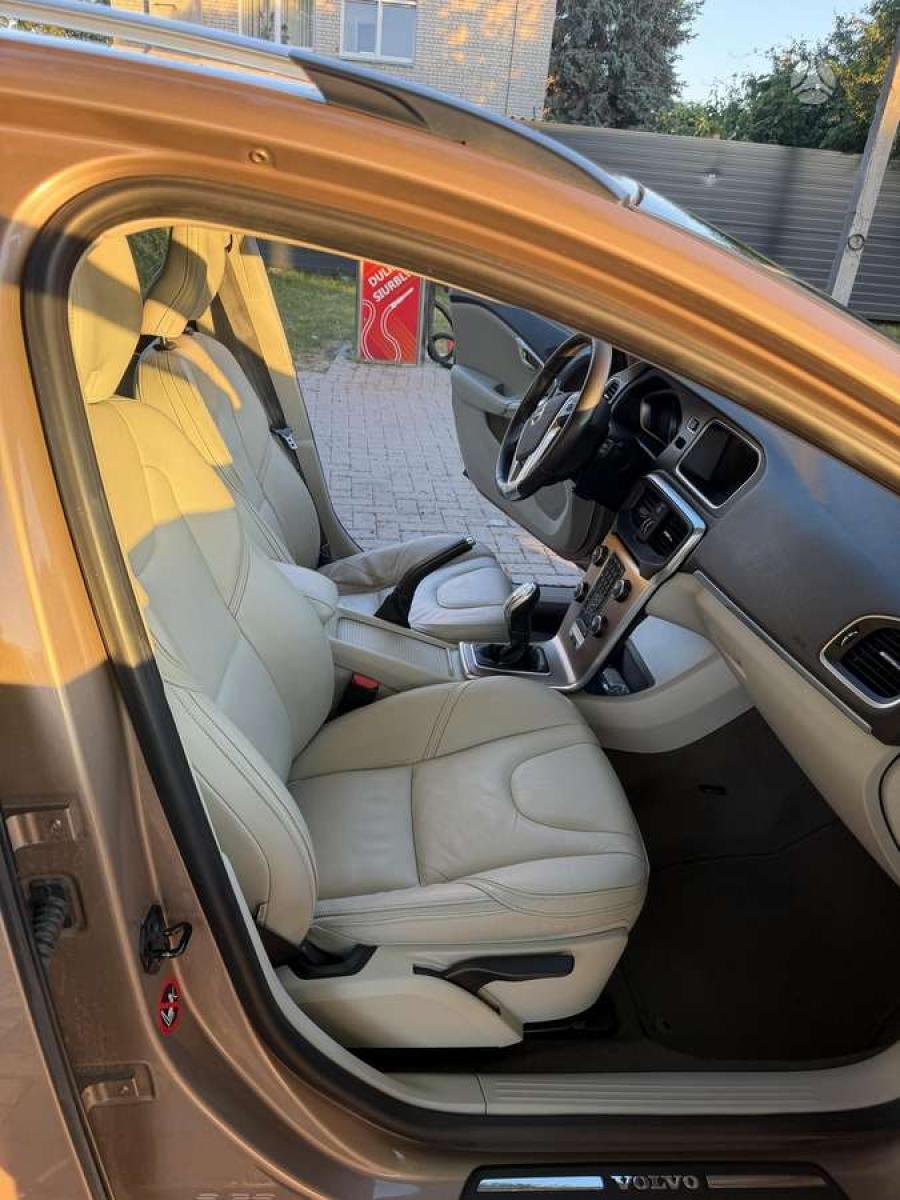 Brown Volvo V40 2014 in Vilnius, with an engine capacity of 1.98 L and mileage of 164 thousand km for 6800 €, photo 7 on AUTOMOTO.COM.LV