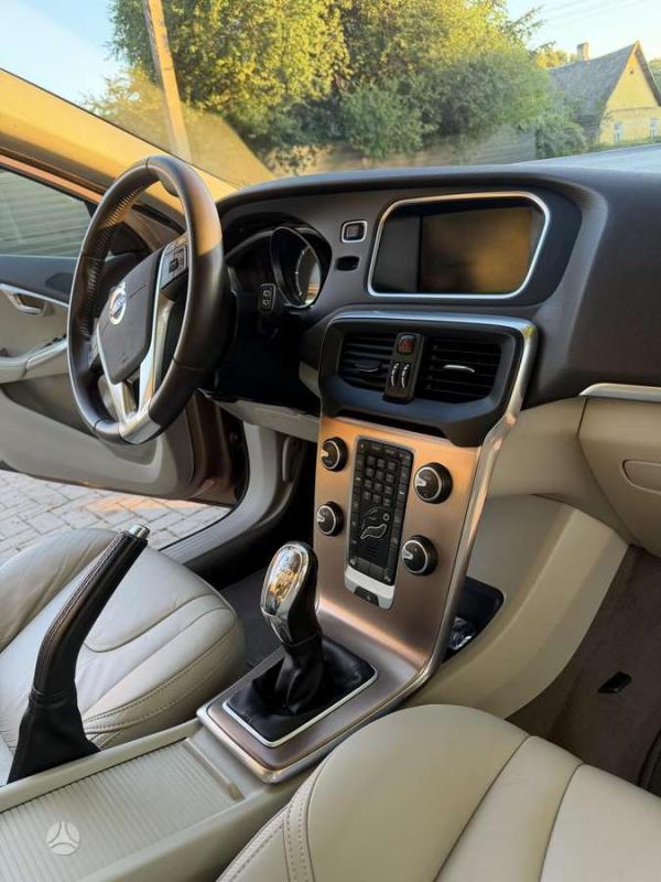 Brūns Volvo V40 2014 Viļņa, ar dzinēja tilpumu 1.98 L un nobraukumu 164 tūkst. km par 6800 €, foto 7 vietnē AUTOMOTO.COM.LV