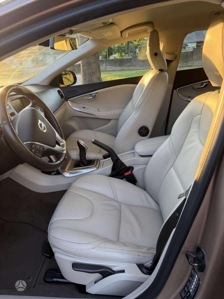 Brown Volvo V40 2014 in Vilnius, with an engine capacity of 1.98 L and mileage of 164 thousand km for 6800 €, photo 10 on AUTOMOTO.COM.LV