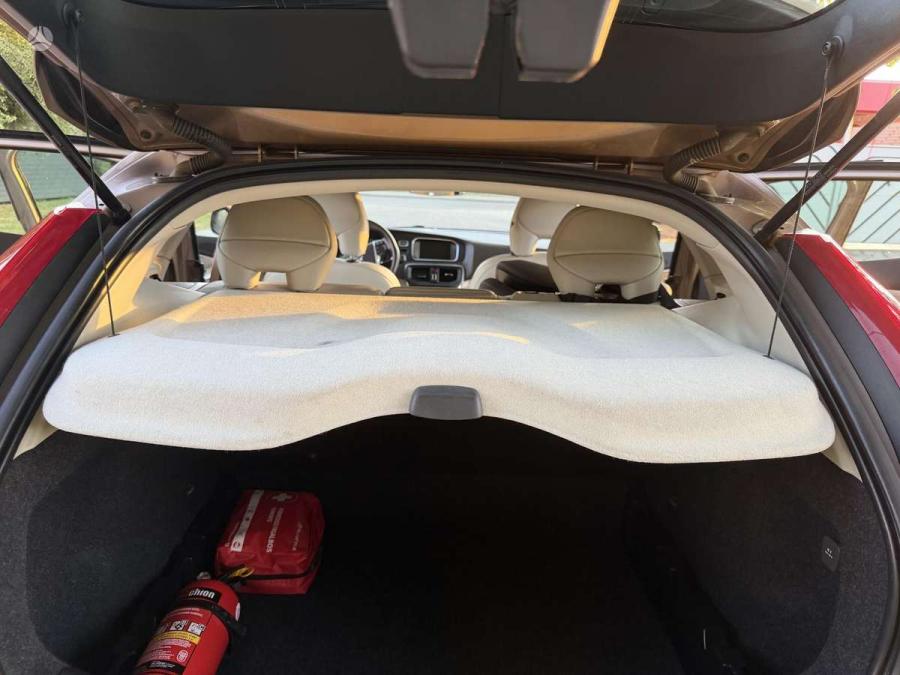Brown Volvo V40 2014 in Vilnius, with an engine capacity of 1.98 L and mileage of 164 thousand km for 6800 €, photo 16 on AUTOMOTO.COM.LV