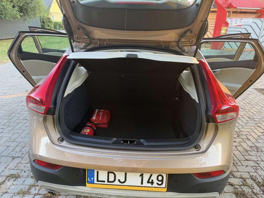 Brown Volvo V40 2014 in Vilnius, with an engine capacity of 1.98 L and mileage of 164 thousand km for 6800 €, photo 18 on AUTOMOTO.COM.LV