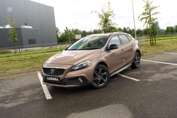 Brown Volvo V40 2014 in Vilnius, with an engine capacity of 1.98 L and mileage of 167 thousand km for 7299 €, photo 1 on AUTOMOTO.COM.LV