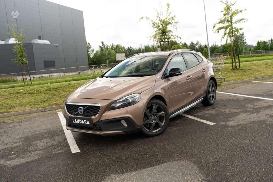 Brown Volvo V40 2014 in Vilnius, with an engine capacity of 1.98 L and mileage of 167 thousand km for 7299 €, photo 1 on AUTOMOTO.COM.LV