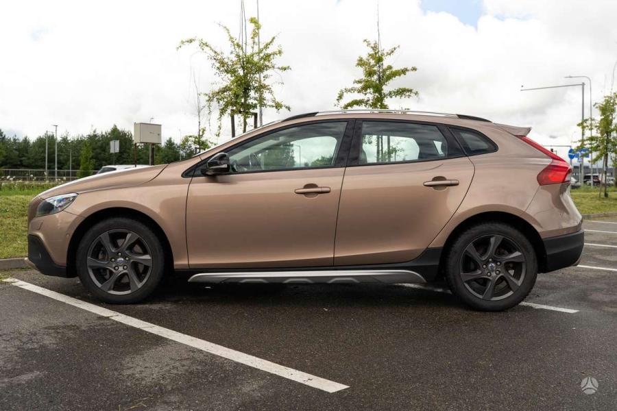 Brown Volvo V40 2014 in Vilnius, with an engine capacity of 1.98 L and mileage of 167 thousand km for 7299 €, photo 4 on AUTOMOTO.COM.LV