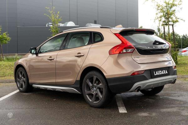 Brown Volvo V40 2014 in Vilnius, with an engine capacity of 1.98 L and mileage of 167 thousand km for 7299 €, photo 4 on AUTOMOTO.COM.LV