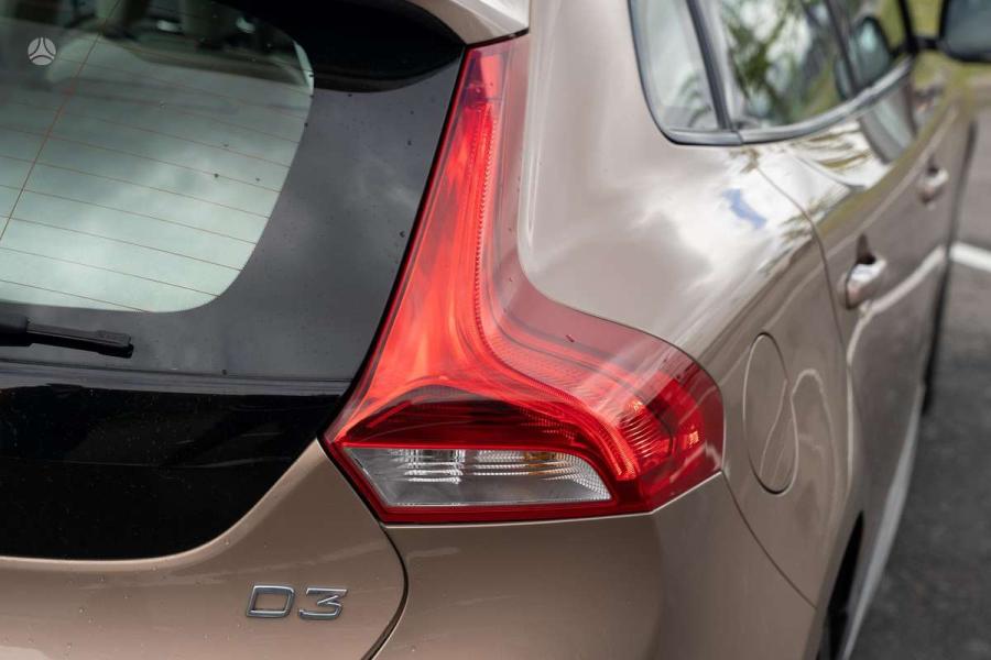 Brown Volvo V40 2014 in Vilnius, with an engine capacity of 1.98 L and mileage of 167 thousand km for 7299 €, photo 7 on AUTOMOTO.COM.LV