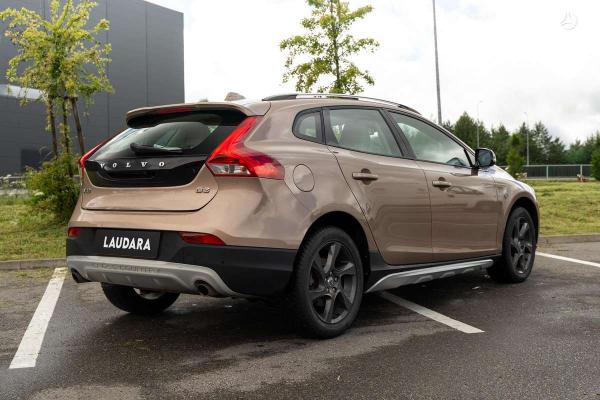 Brown Volvo V40 2014 in Vilnius, with an engine capacity of 1.98 L and mileage of 167 thousand km for 7299 €, photo 7 on AUTOMOTO.COM.LV