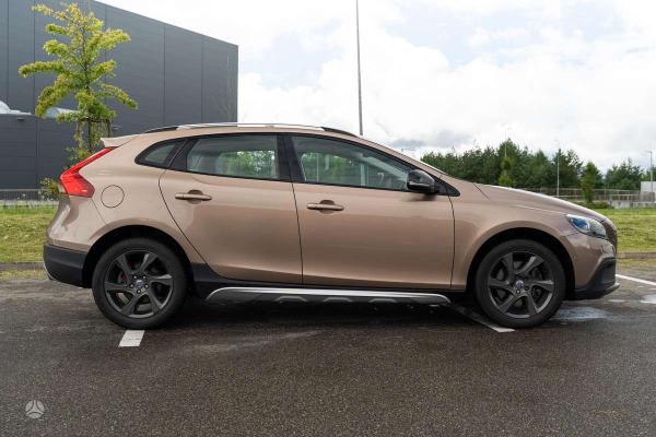 Brown Volvo V40 2014 in Vilnius, with an engine capacity of 1.98 L and mileage of 167 thousand km for 7299 €, photo 8 on AUTOMOTO.COM.LV