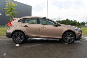 Brown Volvo V40 2014 in Vilnius, with an engine capacity of 1.98 L and mileage of 167 thousand km for 7299 €, photo 9 on AUTOMOTO.COM.LV