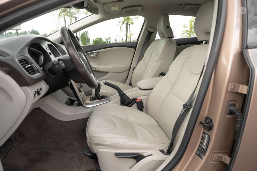Brown Volvo V40 2014 in Vilnius, with an engine capacity of 1.98 L and mileage of 167 thousand km for 7299 €, photo 14 on AUTOMOTO.COM.LV