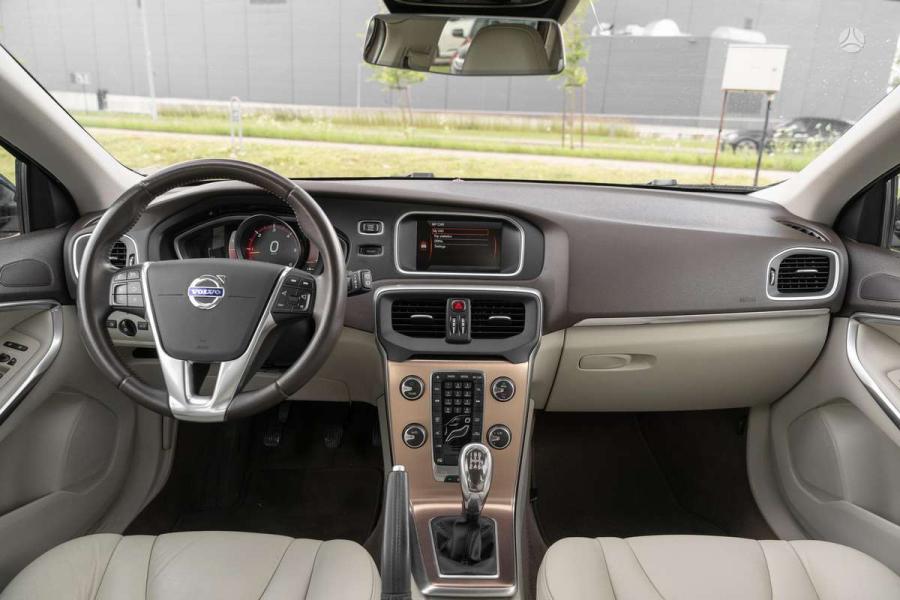 Brown Volvo V40 2014 in Vilnius, with an engine capacity of 1.98 L and mileage of 167 thousand km for 7299 €, photo 15 on AUTOMOTO.COM.LV