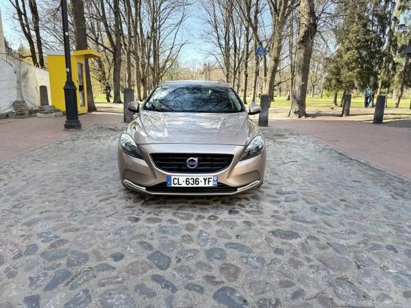 Brown Volvo V40 2012 in Riga, with an engine capacity of 2.00 L and mileage of 187 thousand km for 7490 €, photo 3 on AUTOMOTO.COM.LV
