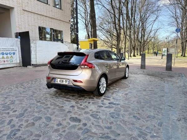 Brown Volvo V40 2012 in Riga, with an engine capacity of 2.00 L and mileage of 187 thousand km for 7490 €, photo 6 on AUTOMOTO.COM.LV