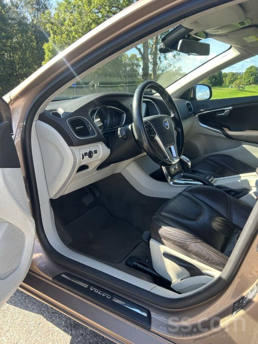 Brown Volvo V40 2012 in Saldus, with an engine capacity of 2.00 L and mileage of 189 thousand km for 8000 €, photo 8 on AUTOMOTO.COM.LV