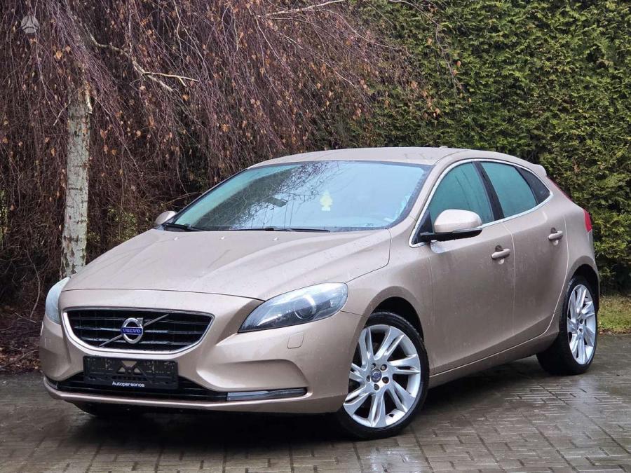Brown Volvo V40 2013 in Kaunas, with an engine capacity of 2.00 L and mileage of 300 thousand km for 5990 €, photo 1 on AUTOMOTO.COM.LV