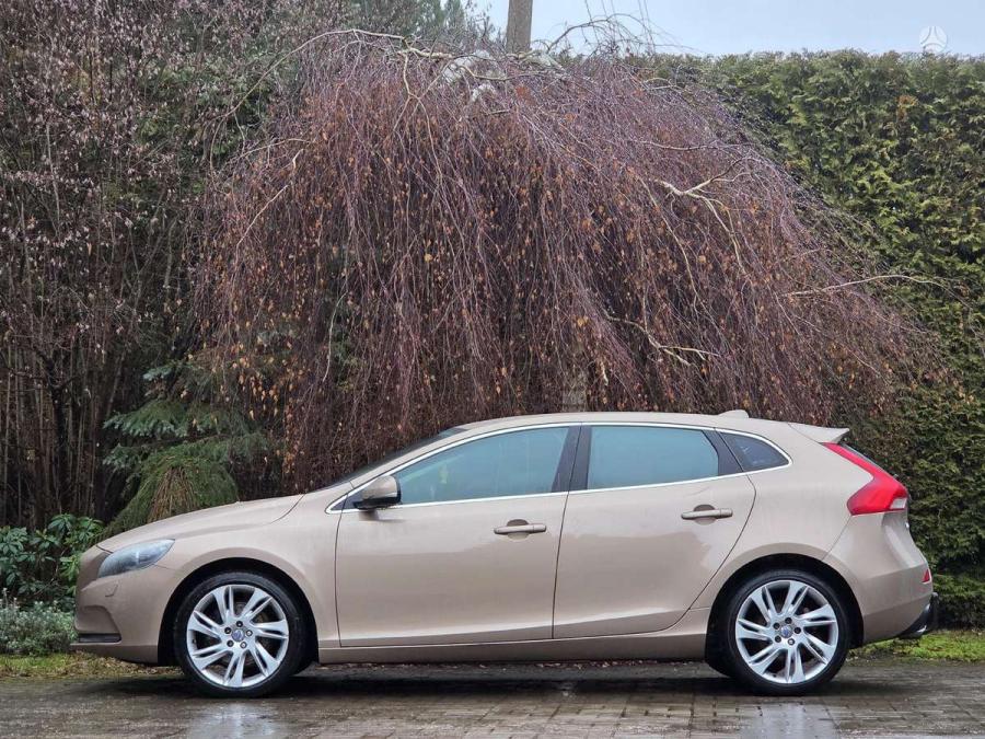 Brown Volvo V40 2013 in Kaunas, with an engine capacity of 2.00 L and mileage of 300 thousand km for 5990 €, photo 2 on AUTOMOTO.COM.LV