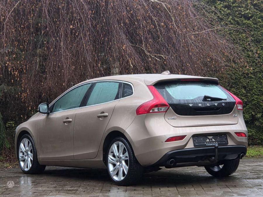 Brown Volvo V40 2013 in Kaunas, with an engine capacity of 2.00 L and mileage of 300 thousand km for 5990 €, photo 3 on AUTOMOTO.COM.LV