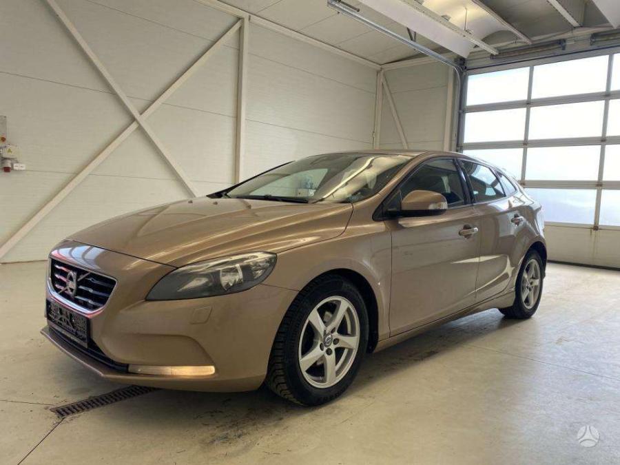 Brown Volvo V40 2013 in Radviliskis, with an engine capacity of 1.56 L and mileage of 0 thousand km for 3750 €, photo 1 on AUTOMOTO.COM.LV