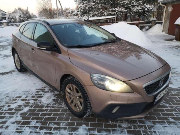 Brown Volvo V40 2013 in Siauliai, with an engine capacity of 1.98 L and mileage of 242 thousand km for 4750 €, photo 1 on AUTOMOTO.COM.LV
