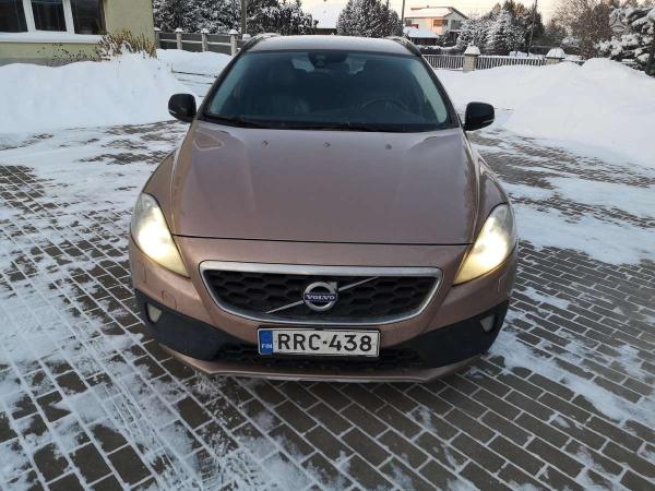 Brown Volvo V40 2013 in Siauliai, with an engine capacity of 1.98 L and mileage of 242 thousand km for 4750 €, photo 2 on AUTOMOTO.COM.LV