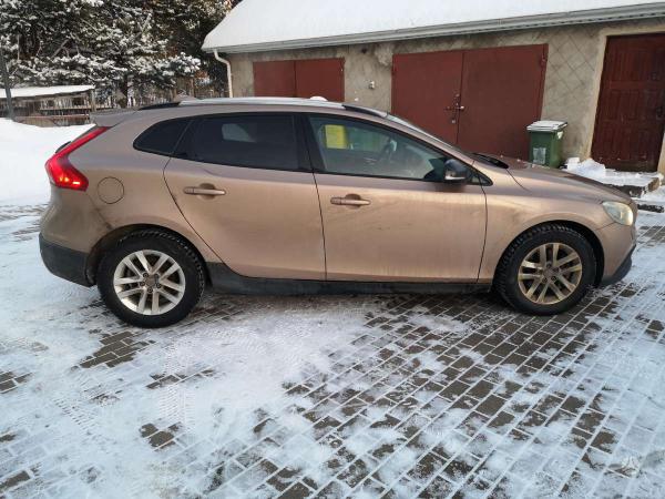 Brown Volvo V40 2013 in Siauliai, with an engine capacity of 1.98 L and mileage of 242 thousand km for 4750 €, photo 3 on AUTOMOTO.COM.LV