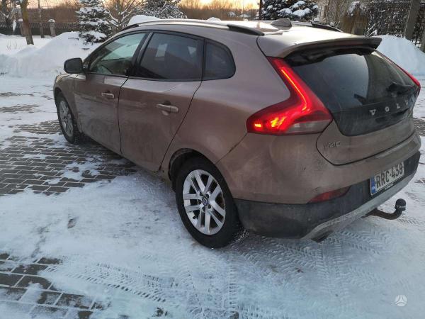 Brown Volvo V40 2013 in Siauliai, with an engine capacity of 1.98 L and mileage of 242 thousand km for 4750 €, photo 6 on AUTOMOTO.COM.LV