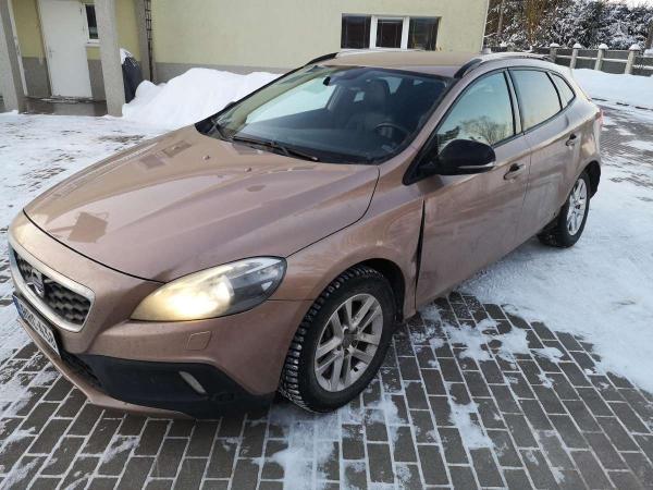 Brown Volvo V40 2013 in Siauliai, with an engine capacity of 1.98 L and mileage of 242 thousand km for 4750 €, photo 7 on AUTOMOTO.COM.LV