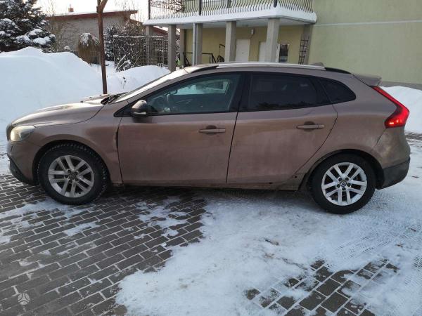 Brown Volvo V40 2013 in Siauliai, with an engine capacity of 1.98 L and mileage of 242 thousand km for 4750 €, photo 8 on AUTOMOTO.COM.LV