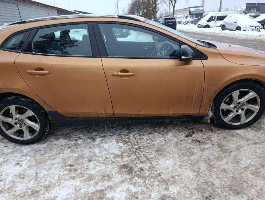 Brown Volvo V40 2013 in Taurage, with an engine capacity of 2.00 L and mileage of 200 thousand km for 3150 €, photo 6 on AUTOMOTO.COM.LV