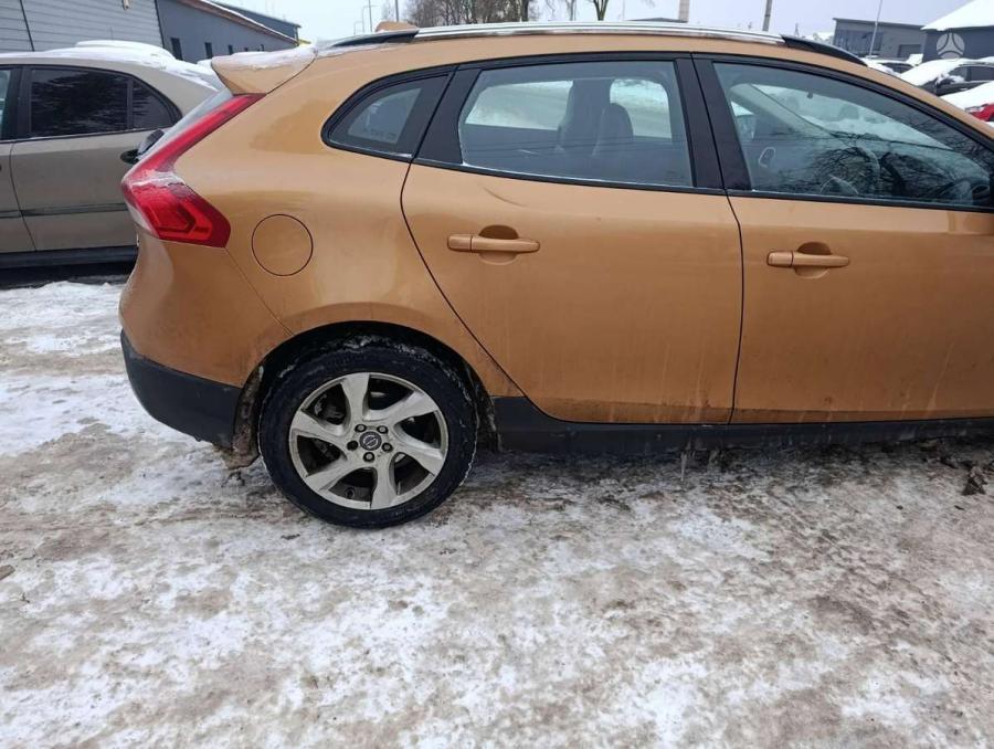 Brown Volvo V40 2013 in Taurage, with an engine capacity of 2.00 L and mileage of 200 thousand km for 3150 €, photo 7 on AUTOMOTO.COM.LV