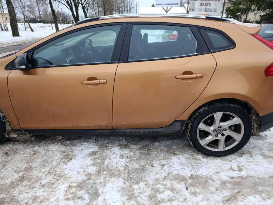 Brown Volvo V40 2013 in Taurage, with an engine capacity of 2.00 L and mileage of 200 thousand km for 3150 €, photo 9 on AUTOMOTO.COM.LV