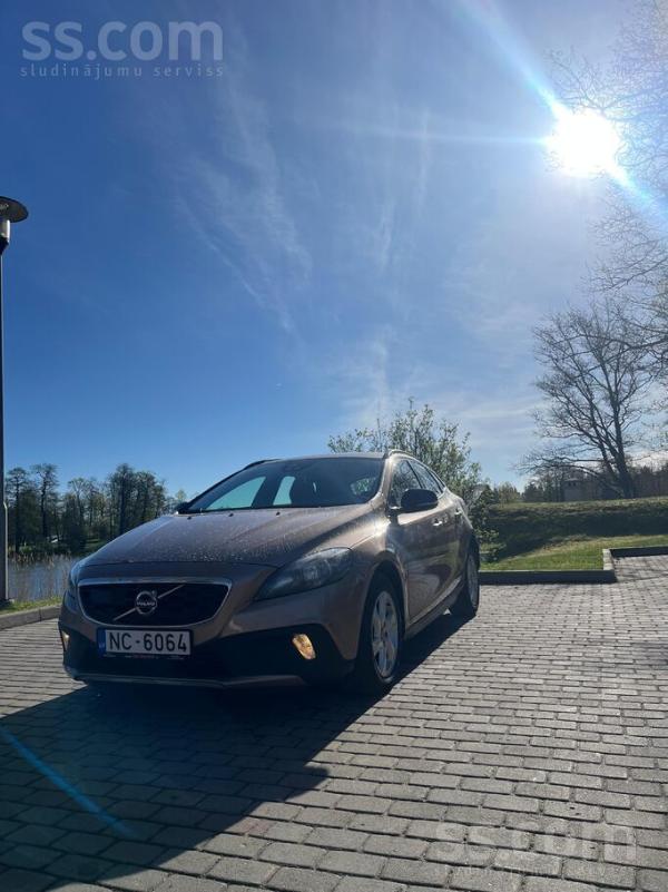 Brown Volvo V40 2013 in Aluksne, with an engine capacity of 2.00 L and mileage of 252 thousand km for 8000 €, photo 7 on AUTOMOTO.COM.LV
