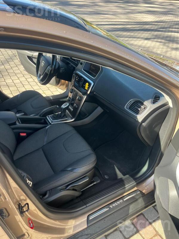 Brown Volvo V40 2013 in Aluksne, with an engine capacity of 2.00 L and mileage of 252 thousand km for 8000 €, photo 10 on AUTOMOTO.COM.LV