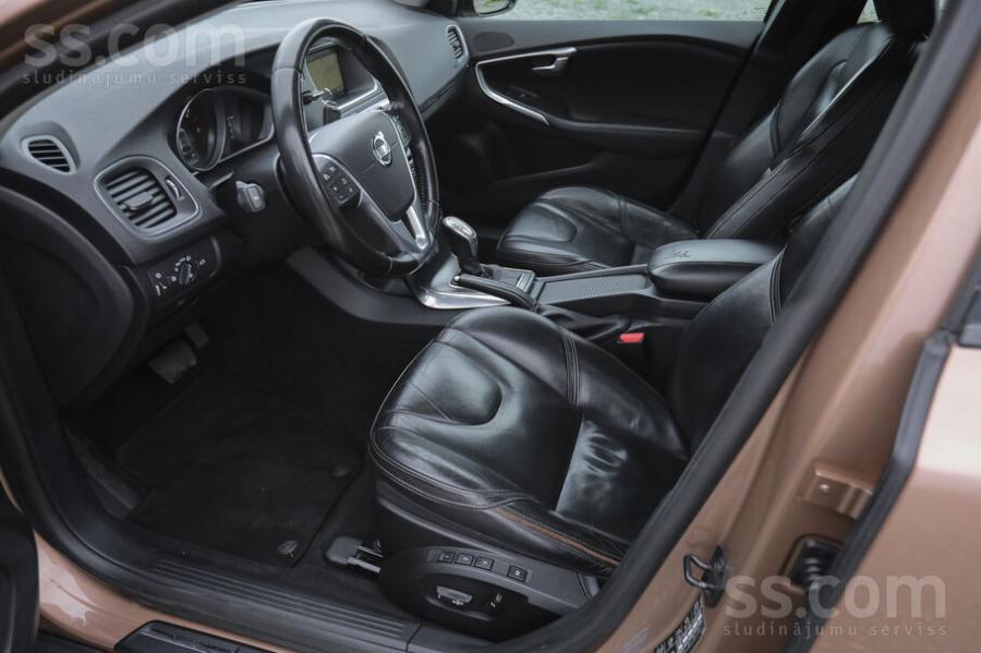 Brūns Volvo V40 2013 Rīga, ar dzinēja tilpumu 2.00 L un nobraukumu 322 tūkst. km par 8490 €, foto 8 vietnē AUTOMOTO.COM.LV