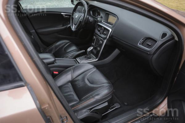 Brown Volvo V40 2013 in Riga, with an engine capacity of 2.00 L and mileage of 322 thousand km for 8490 €, photo 8 on AUTOMOTO.COM.LV