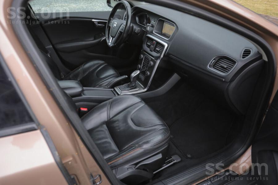 Brūns Volvo V40 2013 Rīga, ar dzinēja tilpumu 2.00 L un nobraukumu 322 tūkst. km par 8490 €, foto 9 vietnē AUTOMOTO.COM.LV
