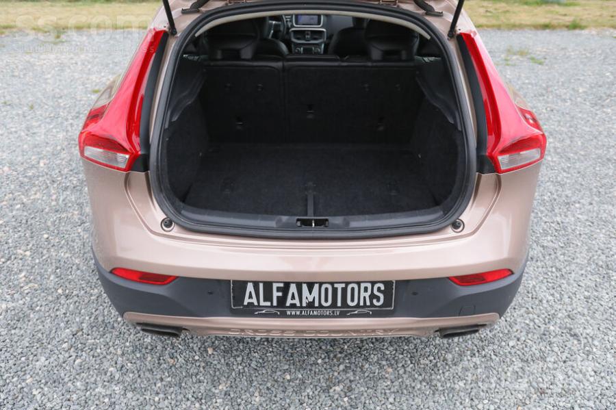 Brūns Volvo V40 2013 Rīga, ar dzinēja tilpumu 2.00 L un nobraukumu 322 tūkst. km par 8490 €, foto 12 vietnē AUTOMOTO.COM.LV