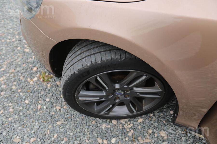 Brūns Volvo V40 2013 Rīga, ar dzinēja tilpumu 2.00 L un nobraukumu 322 tūkst. km par 8490 €, foto 24 vietnē AUTOMOTO.COM.LV