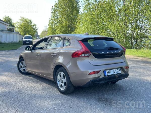 Brūns Volvo V40 2013 Rīga, ar dzinēja tilpumu 1.60 L un nobraukumu 373 tūkst. km par 3400 €, foto 3 vietnē AUTOMOTO.COM.LV